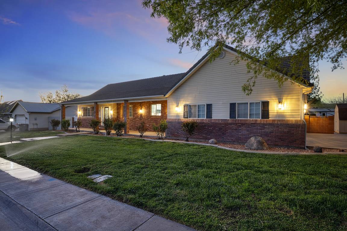 House ∙ 4 Bedrooms ∙ 10 Guests - La Verkin, UT