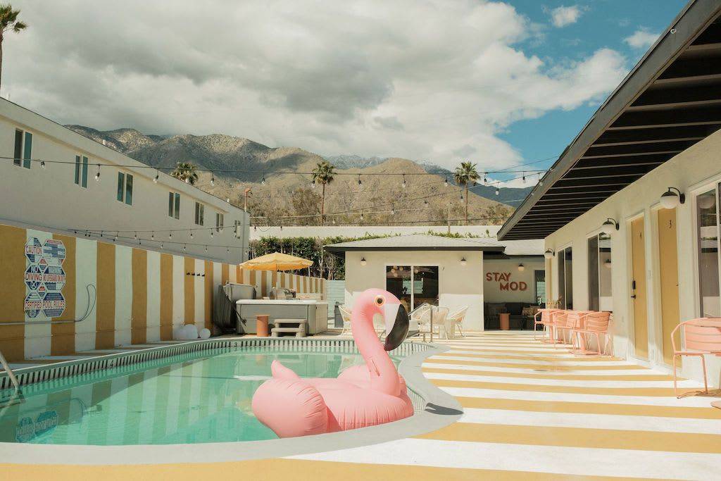 Apartment ∙ 8 Bedrooms ∙ 16 Guests - Palm Springs, CA