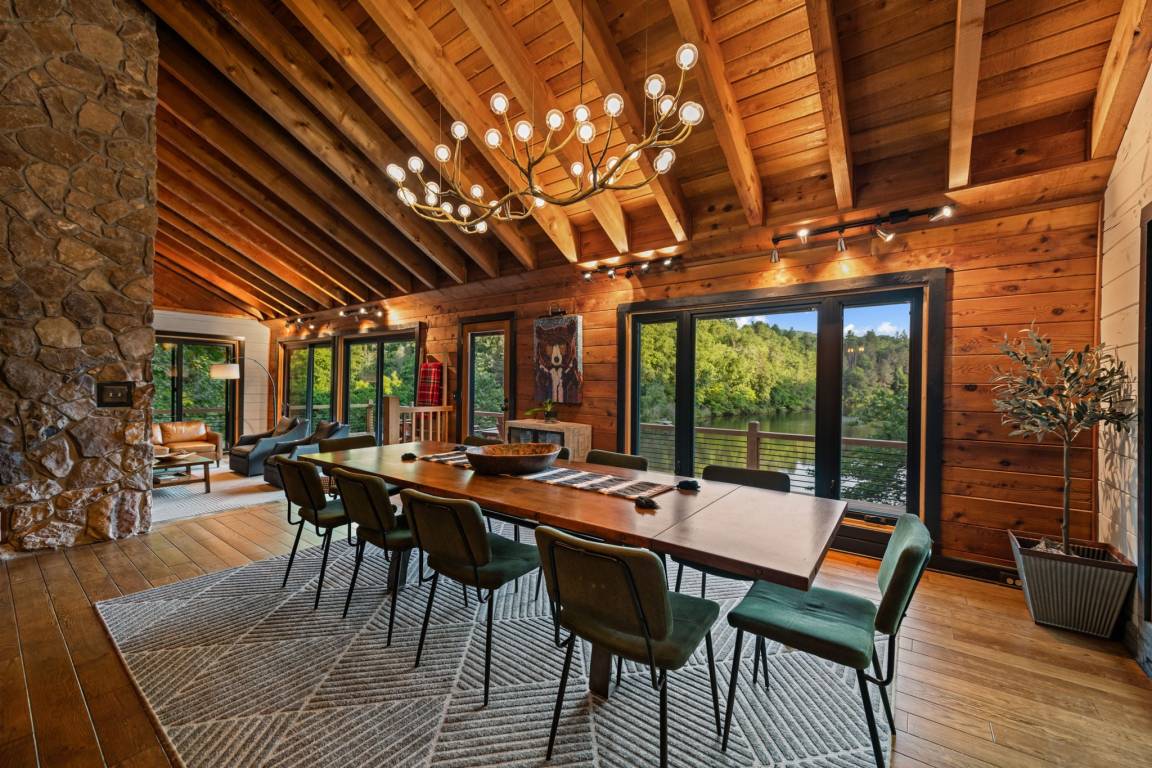 Cabin ∙ 5 Bedrooms ∙ 20 Guests - Blue Ridge, GA