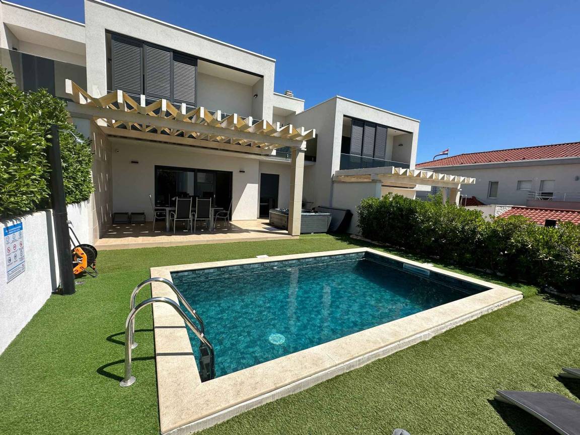 130 M² Villa ∙ 4 Schlafzimmer ∙ 8 Gäste - Vodice