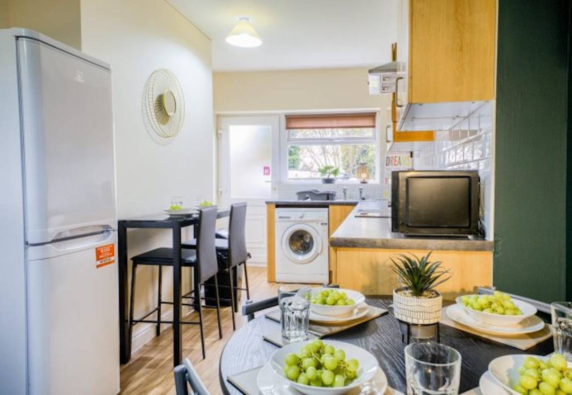 100 M² House ∙ 5 Bedrooms ∙ 10 Guests - Coventry