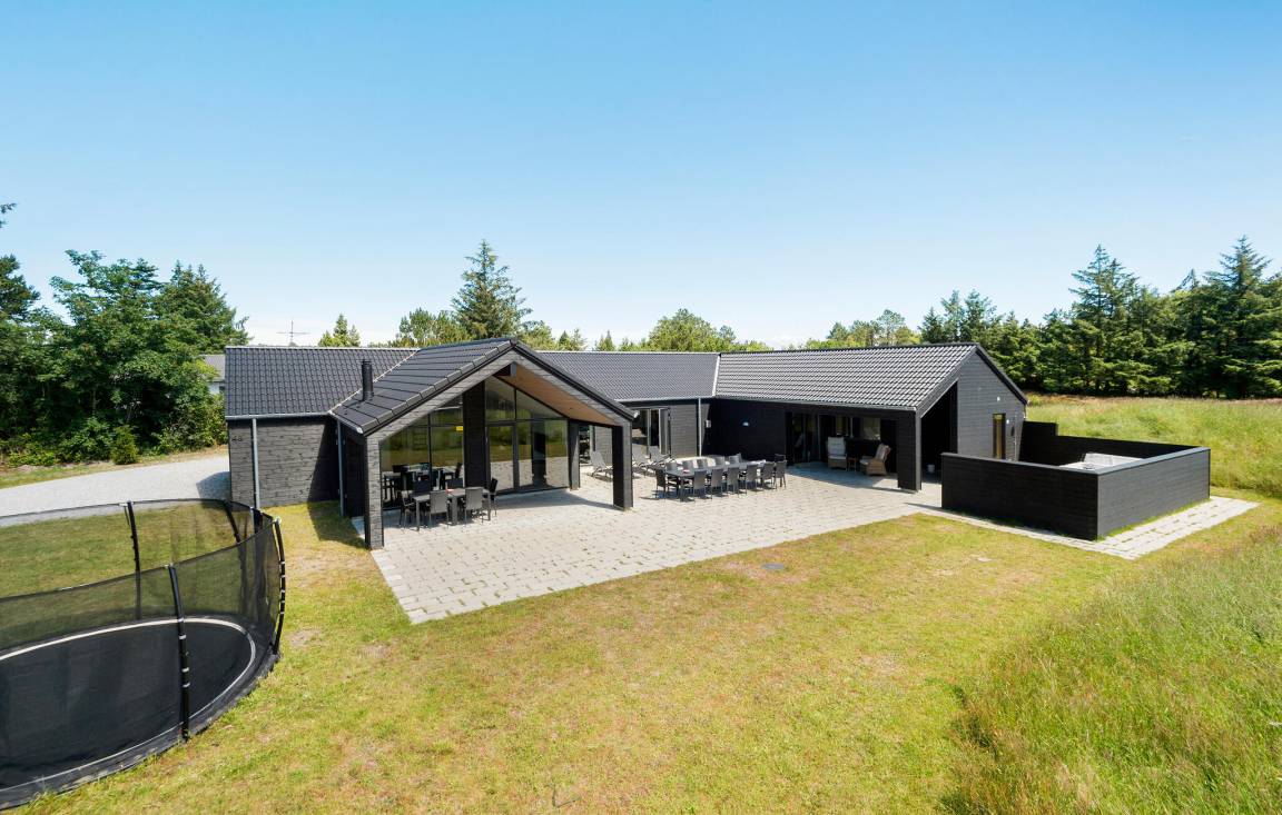 248 M² House ∙ 8 Bedrooms ∙ 20 Guests - List