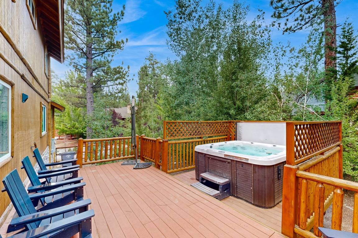 201 M² Cabin ∙ 4 Bedrooms ∙ 11 Guests - Big Bear Lake, CA