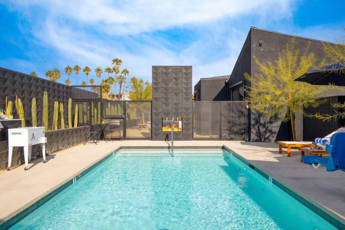 Hotel ∙ 4 Bedrooms ∙ 10 Guests - Palm Springs, CA