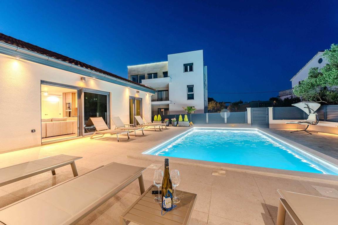 140 M² Villa ∙ 3 Makuuhuonetta ∙ 6 Vierasta - Zaton