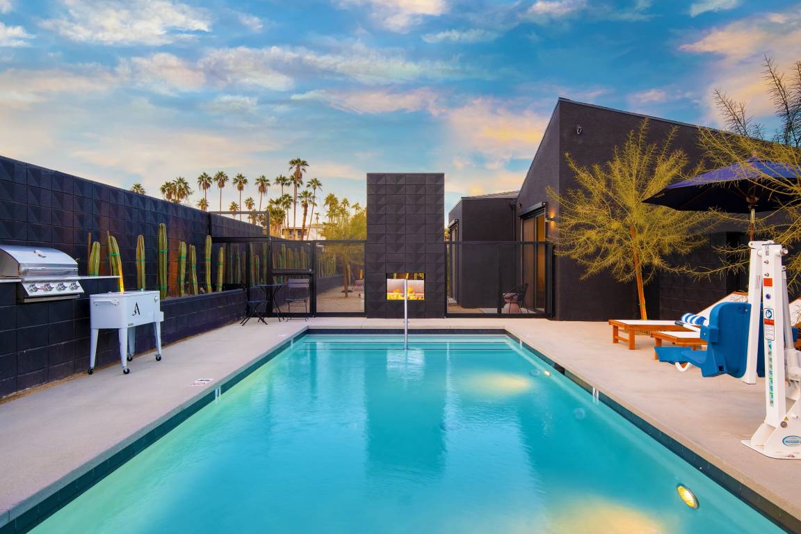 Hotel ∙ 8 Bedrooms ∙ 20 Guests - Palm Springs, CA