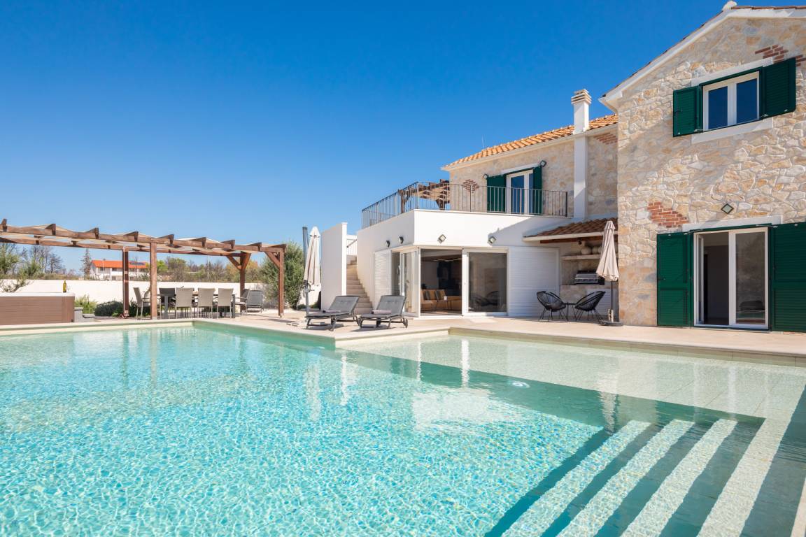141 M² Villa ∙ 4 Bedrooms ∙ 8 Guests - Šibenik