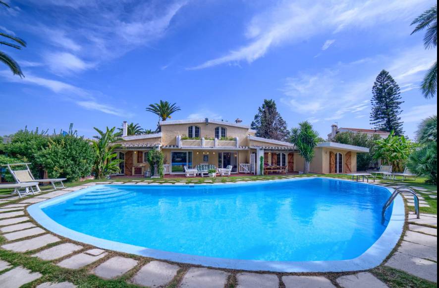 Villa ∙ 4 Bedrooms ∙ 9 Guests - Cagliari