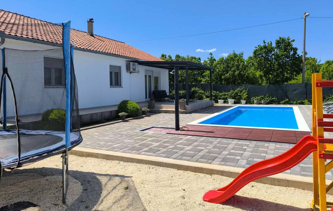 110 M² Ferienhaus ∙ 3 Schlafzimmer ∙ 8 Gäste - Makarska Riviera