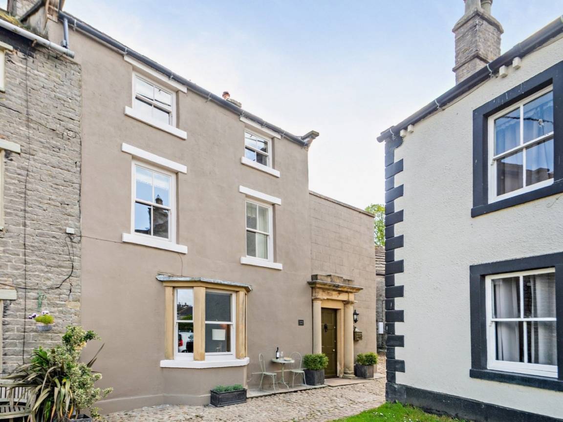 Cottage ∙ 7 Bedrooms ∙ 15 Guests - Leyburn