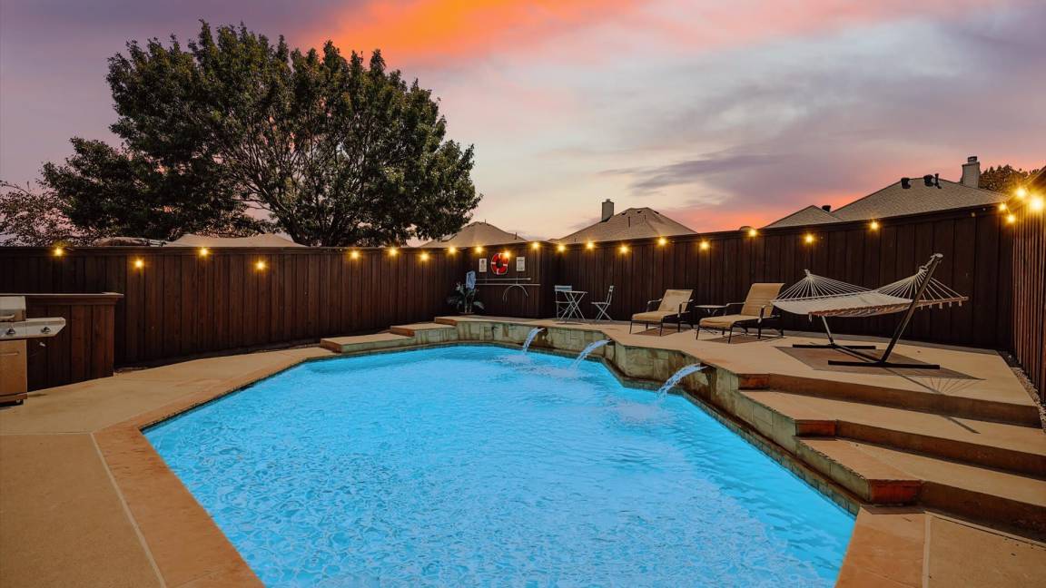 194 M² House ∙ 5 Bedrooms ∙ 14 Guests - Mesquite, TX