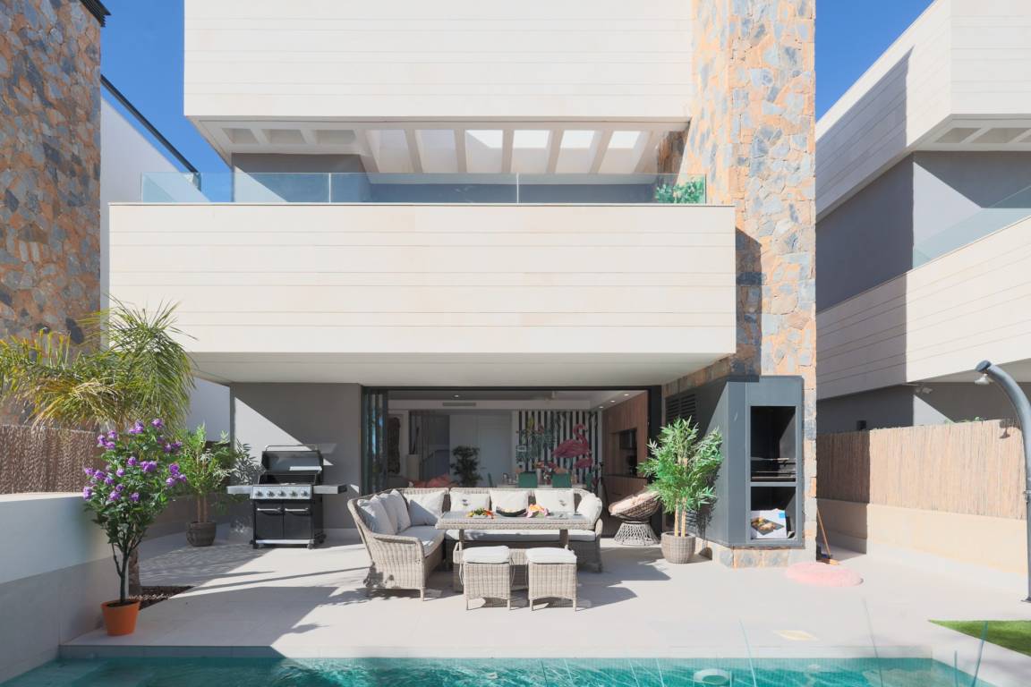 230 M² Villa ∙ 4 Bedrooms ∙ 8 Guests - Los Alcázares