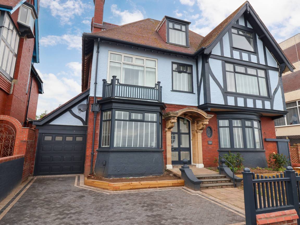 Cottage ∙ 10 Bedrooms ∙ 26 Guests - Bridlington