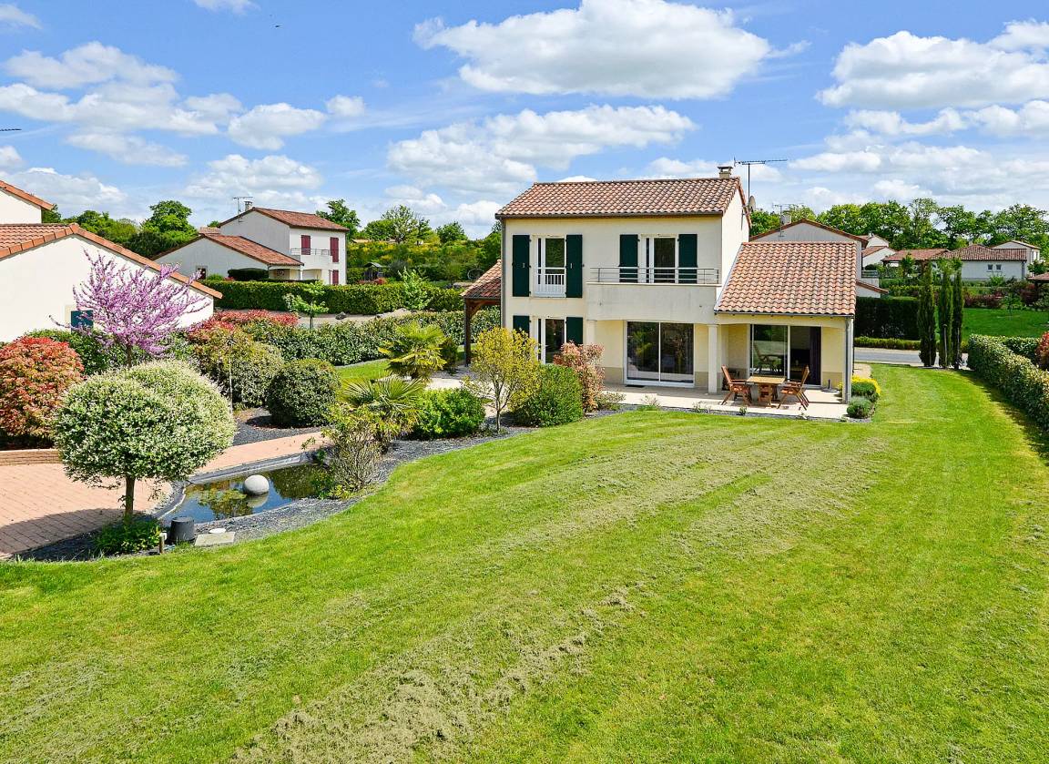 125 M² Maison De Vacances ∙ 3 Chambres ∙ 6 Personnes - Lusignan