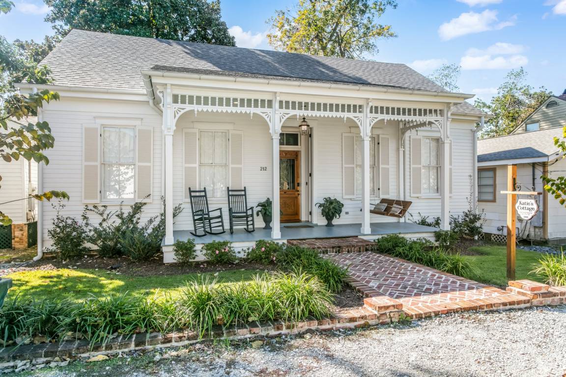 Cottage ∙ 3 Bedrooms ∙ 8 Guests - Natchez, MS