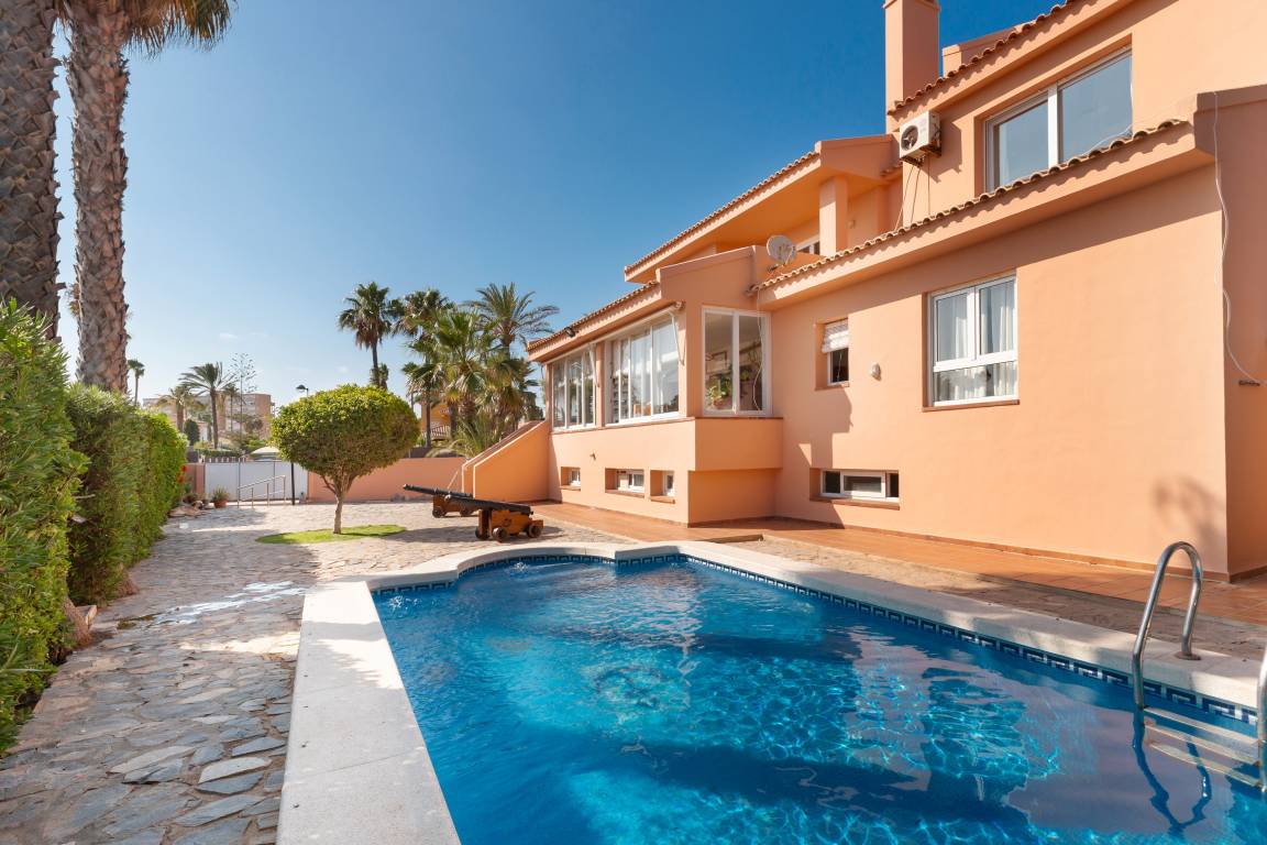 200 M² Villa ∙ 5 Bedrooms ∙ 12 Guests - La Manga