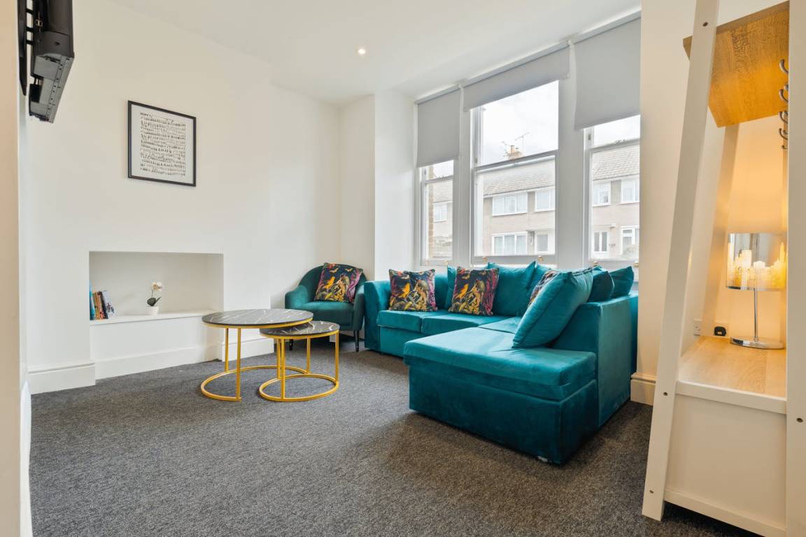 168 M² House ∙ 7 Bedrooms ∙ 16 Guests - Canterbury