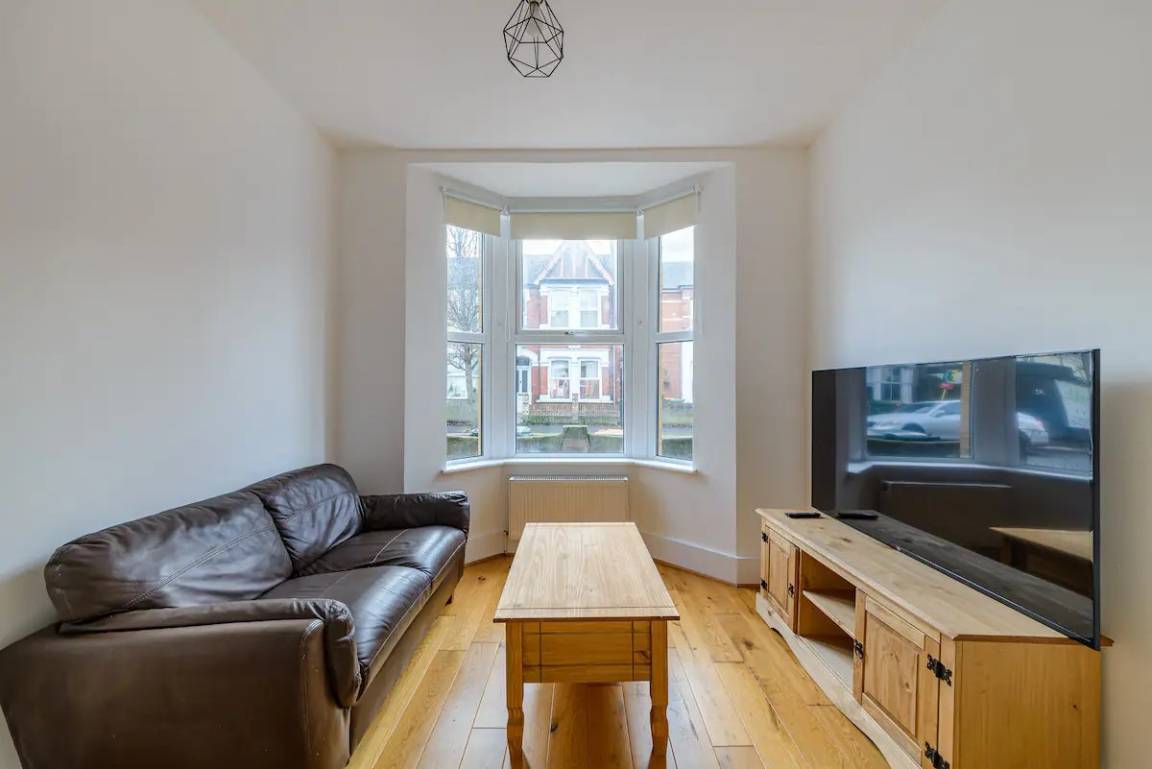 93 M² House ∙ 2 Bedrooms ∙ 3 Guests - Ilford