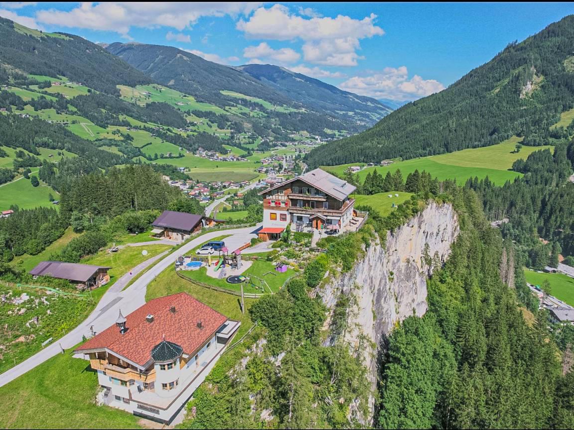 420 M² Chalet ∙ 13 Bedrooms ∙ 35 Guests - Königsleiten