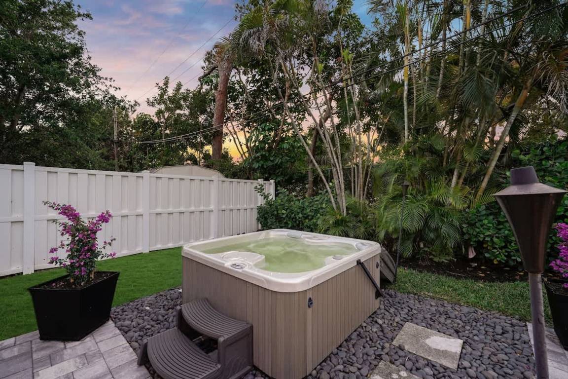 Apartment ∙ 3 Bedrooms ∙ 8 Guests - Wilton Manors, FL