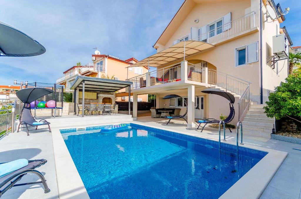 Villa ∙ 6 Bedrooms ∙ 14 Guests - Trogir