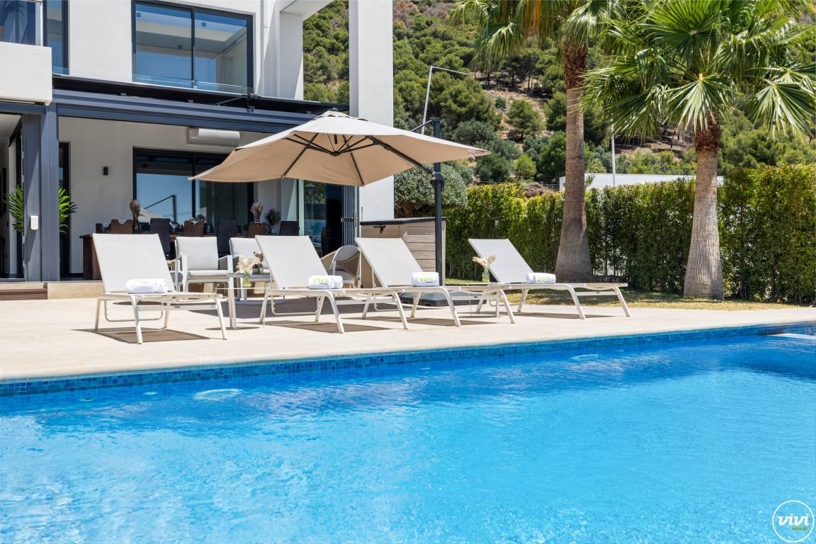 300 M² Villa ∙ 4 Bedrooms ∙ 8 Guests - Mijas