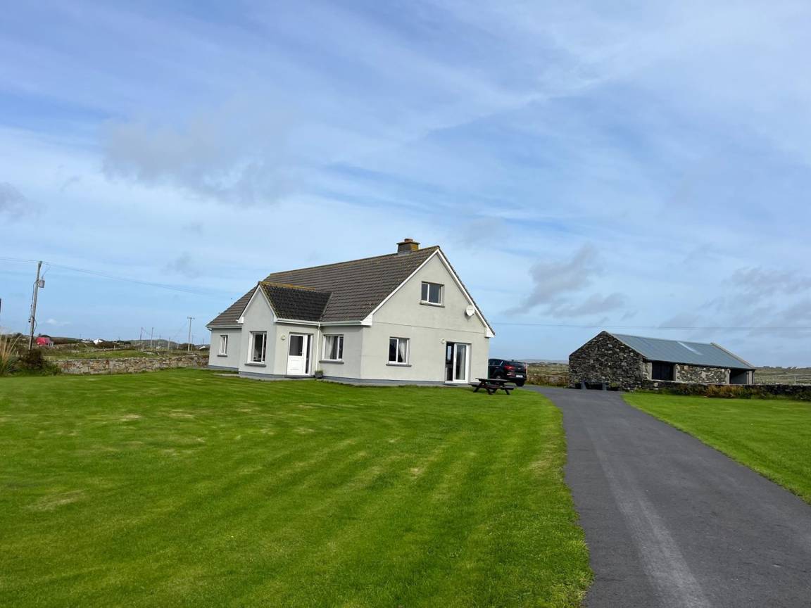 102 M² House ∙ 4 Bedrooms ∙ 9 Guests - Clifden