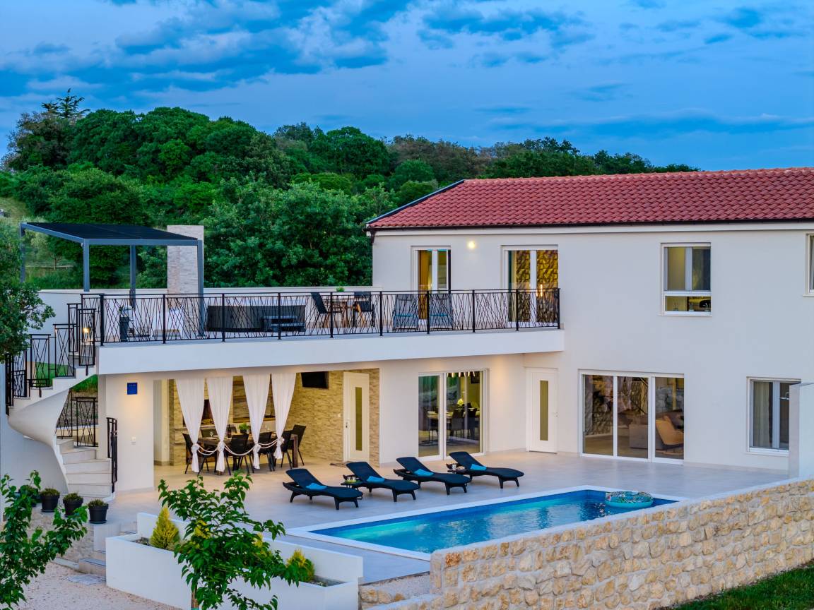 240 M² Villa ∙ 4 Bedrooms ∙ 8 Guests - Zara