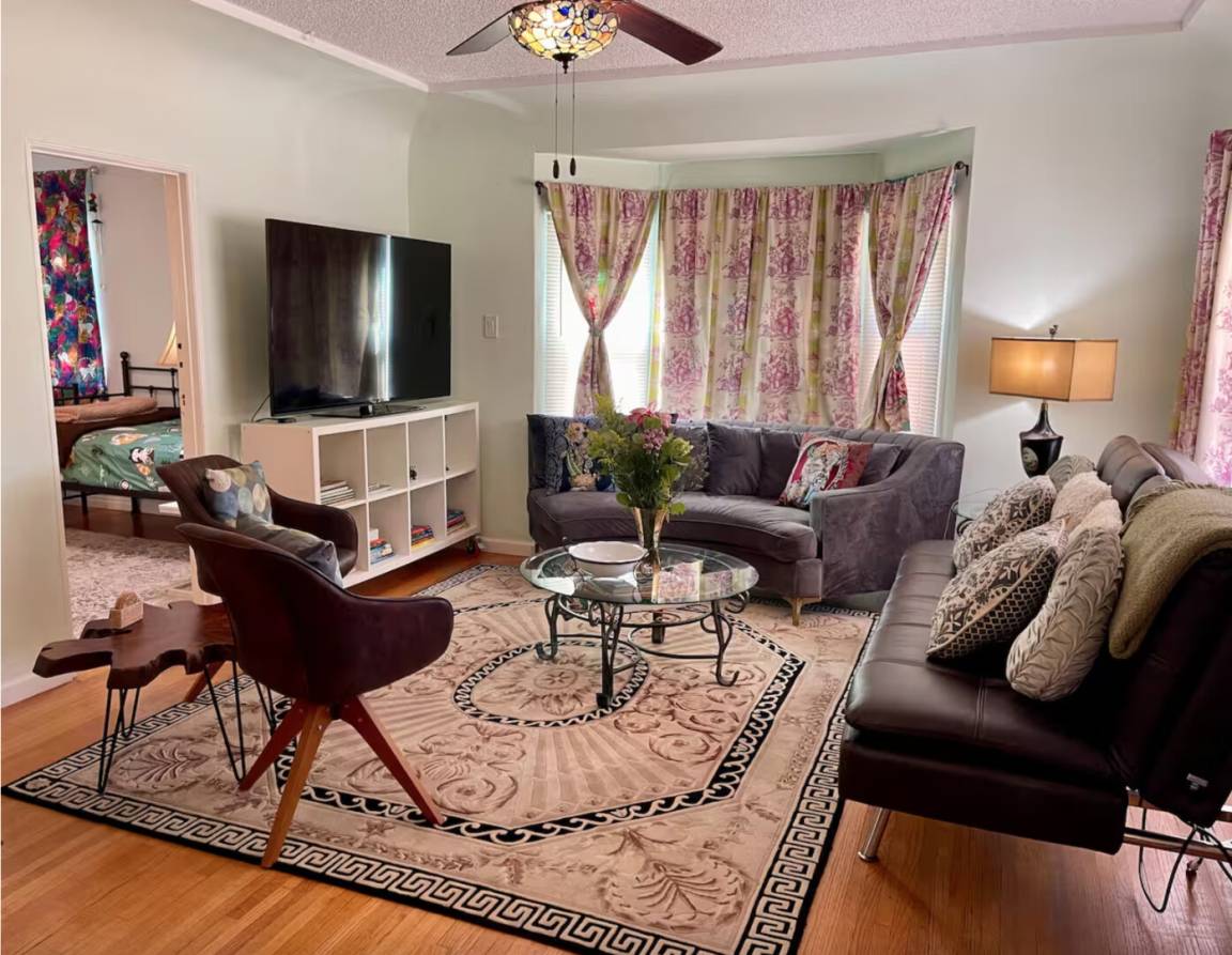 121 M² House ∙ 2 Bedrooms ∙ 1 Guest - Burbank, CA