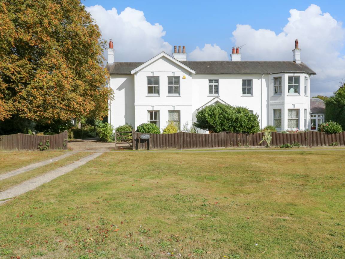 Cottage ∙ 8 Bedrooms ∙ 16 Guests - Basildon