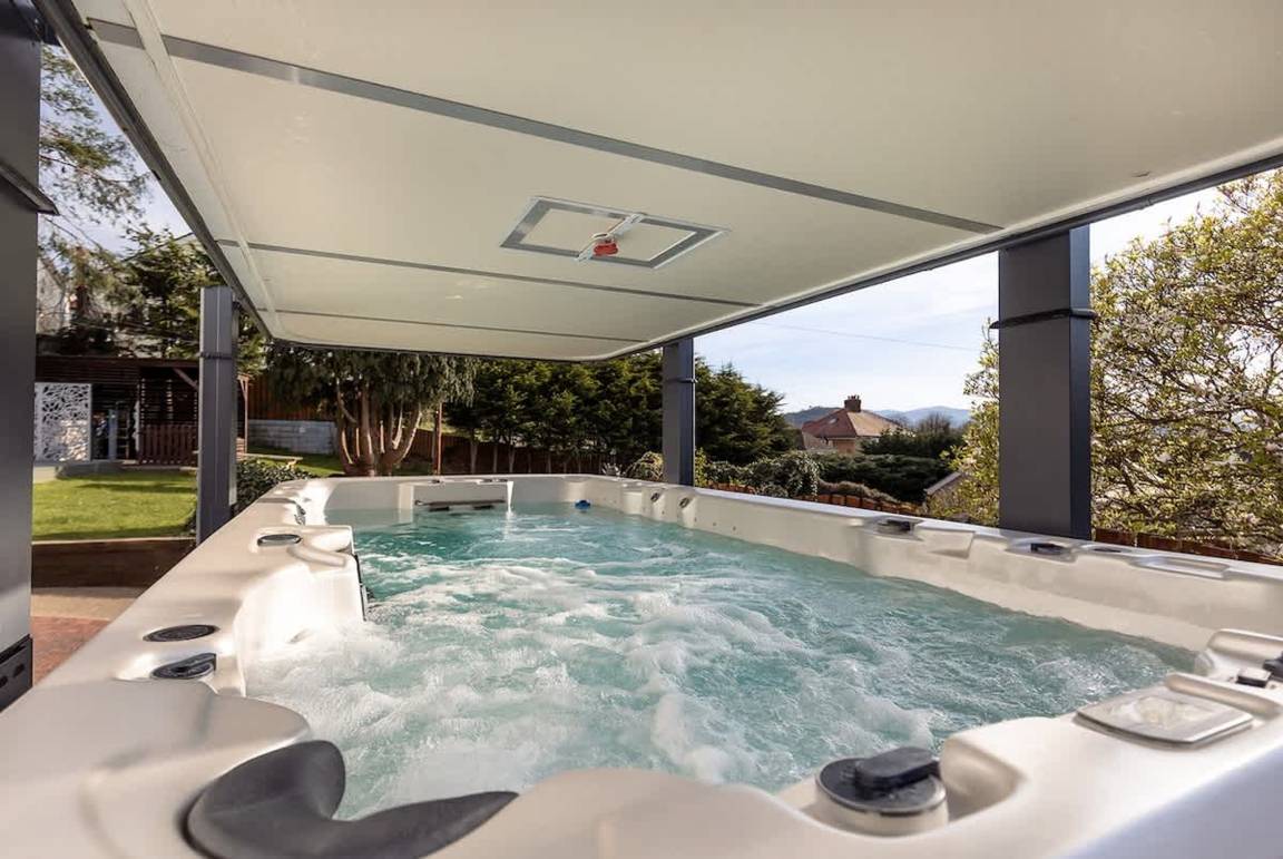 Apartment ∙ 5 Bedrooms ∙ 12 Guests - Colwyn Bay