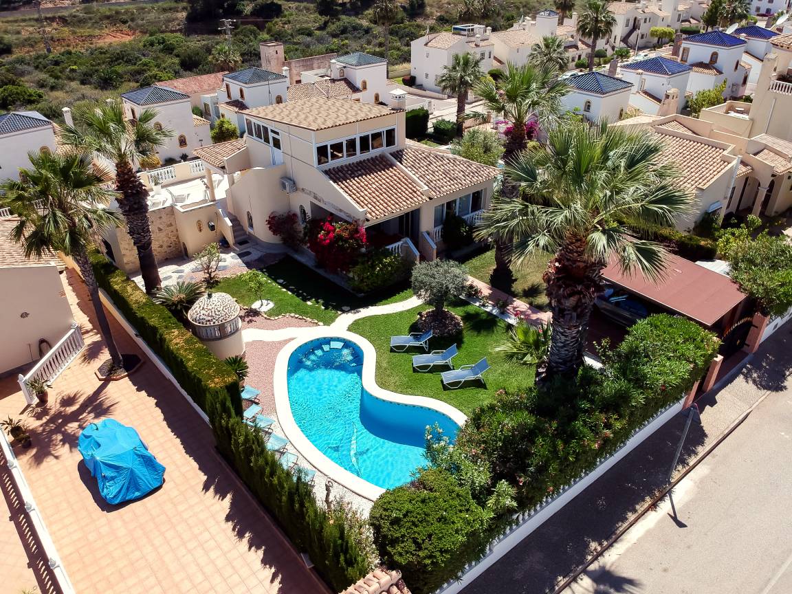220 M² Villa ∙ 4 Bedrooms ∙ 8 Guests - Cabo Roig