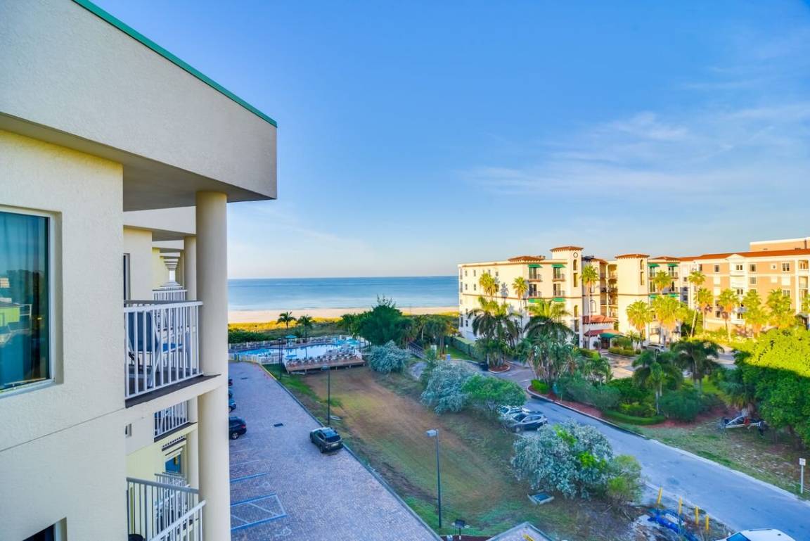 81 M² Condo ∙ 2 Bedrooms ∙ 6 Guests - Treasure Island, FL