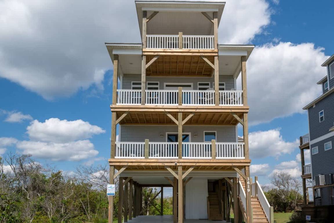 House ∙ 4 Bedrooms ∙ 9 Guests - North Topsail Beach, NC