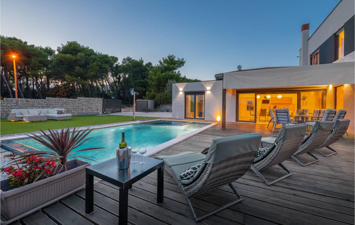 180 M² House ∙ 4 Bedrooms ∙ 8 Guests - Medulin
