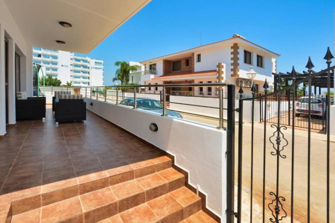 208 M² Villa ∙ 5 Chambres ∙ 14 Personnes - Ayia Napa