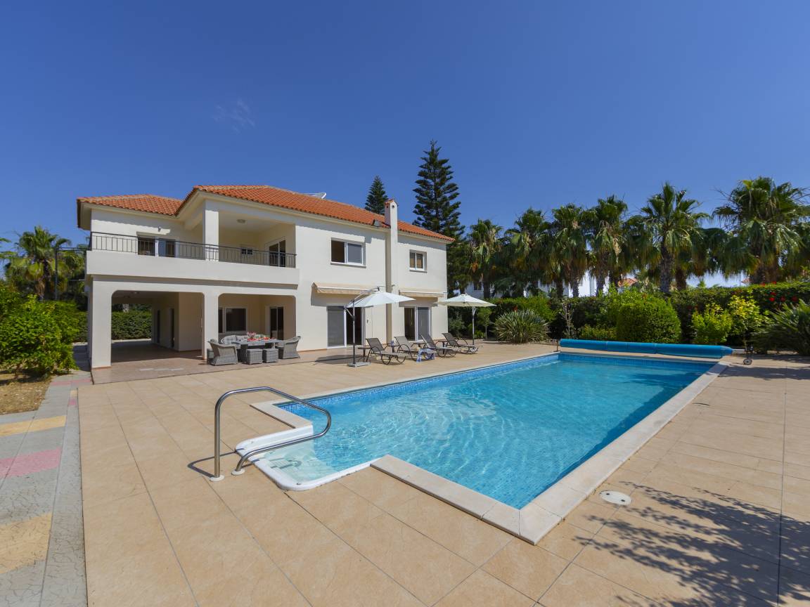 320 M² Villa ∙ 5 Bedrooms ∙ 10 Guests - Larnaca