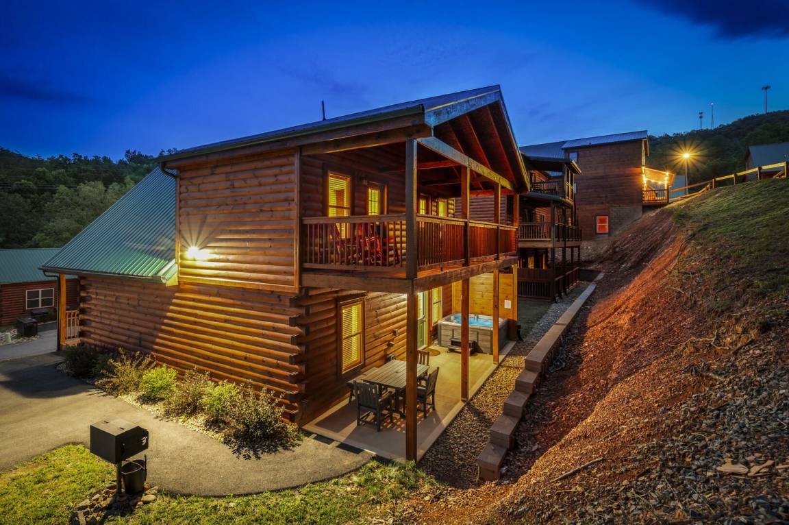 145 M² Cabin ∙ 3 Bedrooms ∙ 8 Guests - Pigeon Forge
