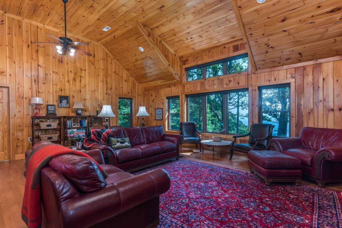 276 M² Cabin ∙ 3 Bedrooms ∙ 6 Guests - Tryon, NC