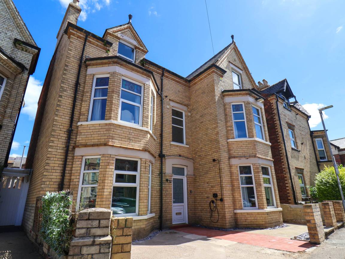 Cottage ∙ 6 Bedrooms ∙ 15 Guests - Bridlington