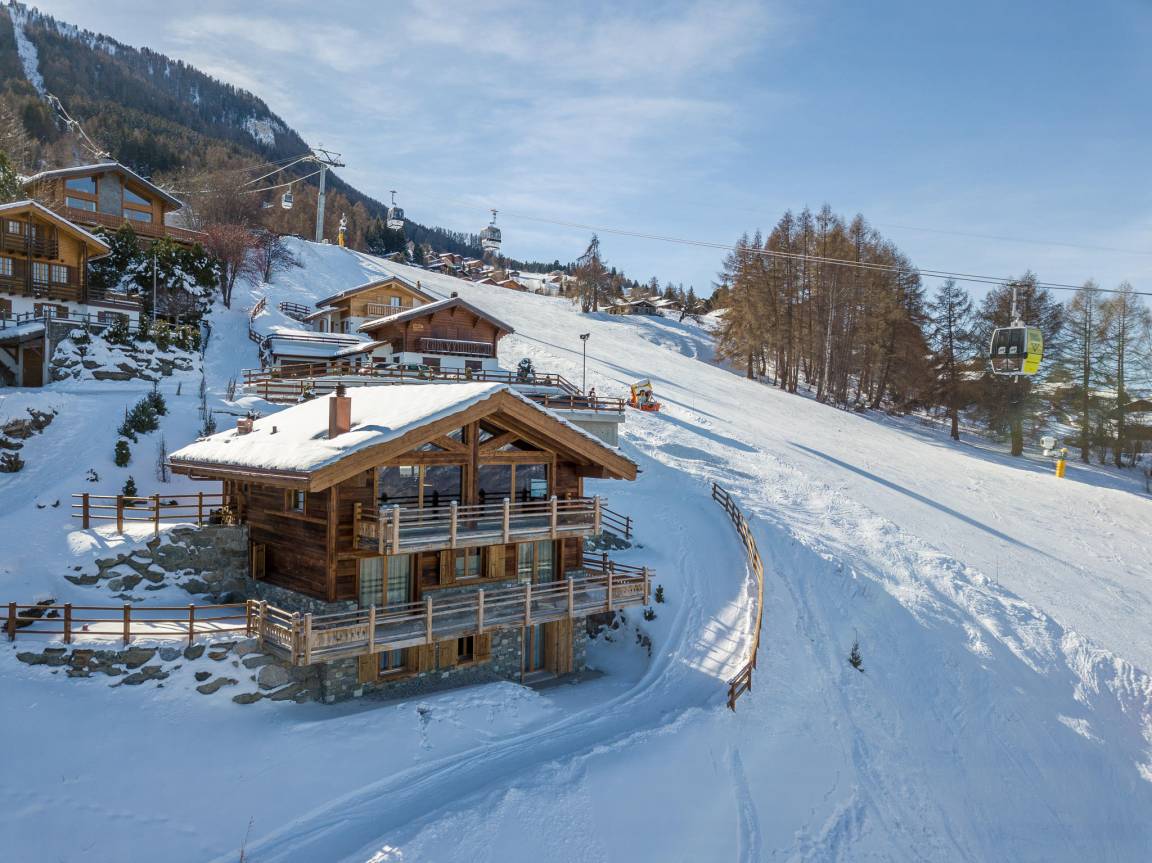 250 M² Chalet ∙ 5 Bedrooms ∙ 12 Guests - Canton of Valais