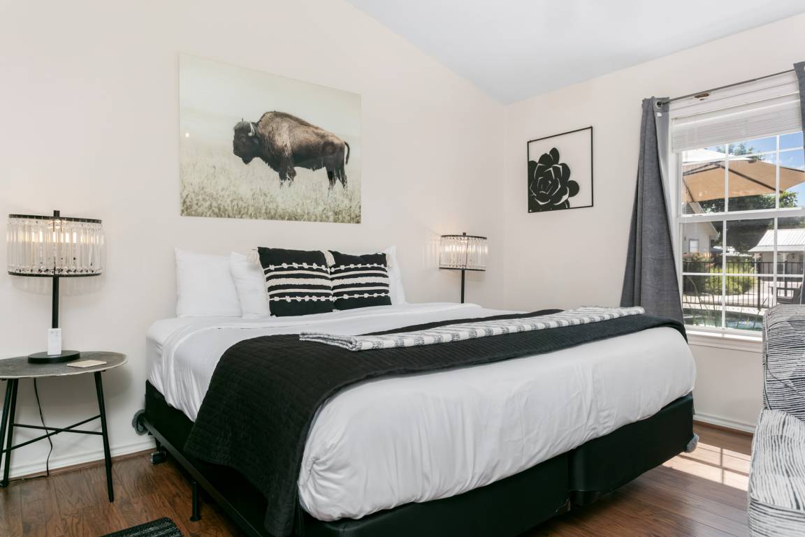 Bungalow ∙ 1 Bedroom ∙ 2 Guests - Fredericksburg, TX