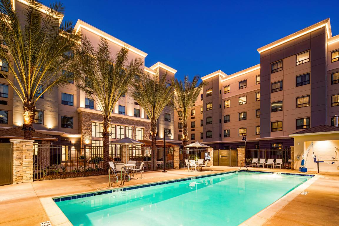 Hotel ∙ 2 Slaapkamers ∙ 8 Gasten - Irvine, CA