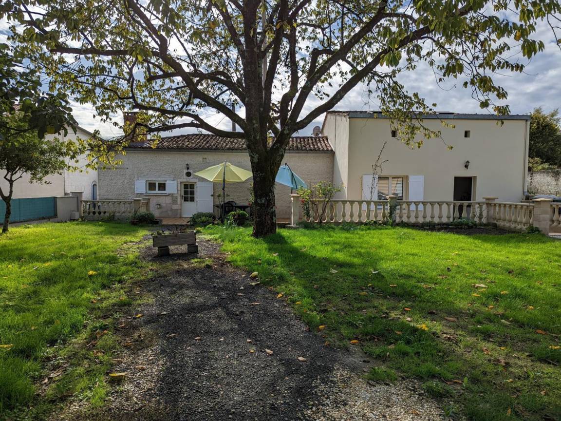 118 M² Cottage ∙ 4 Bedrooms ∙ 8 Guests - Charente