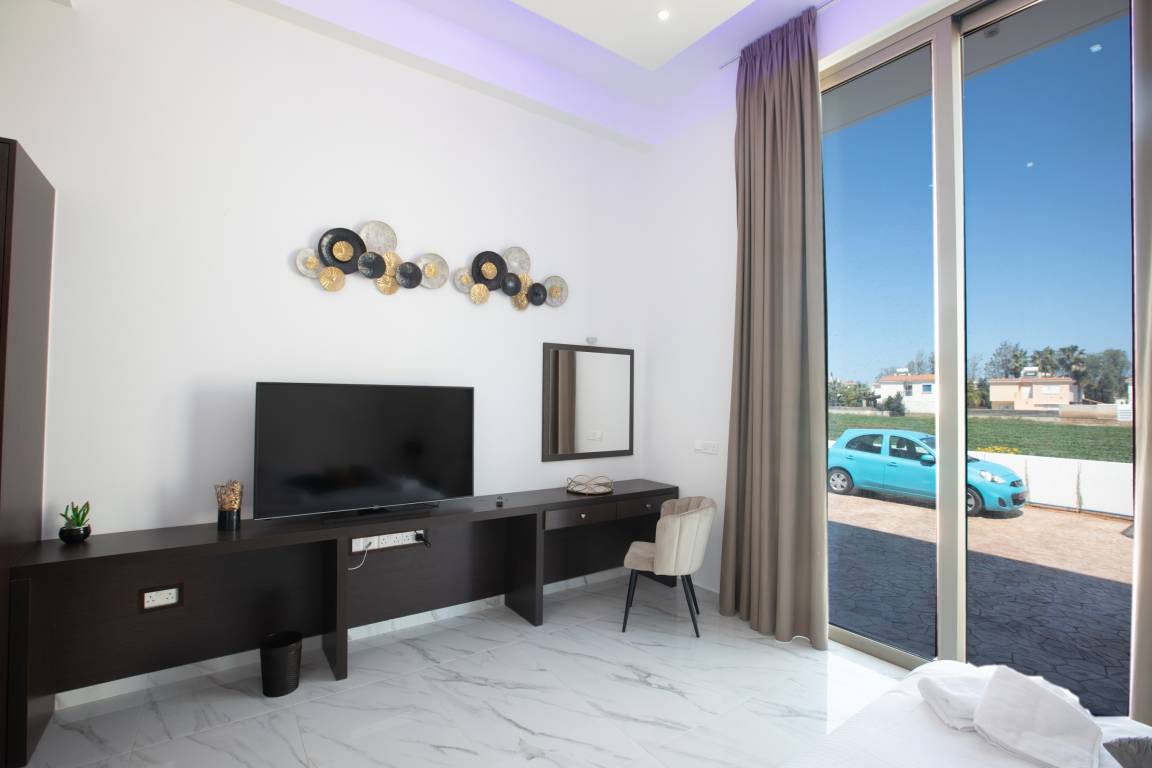 1312 M² Villa ∙ 18 Bedrooms ∙ 36 Guests - Паралимни