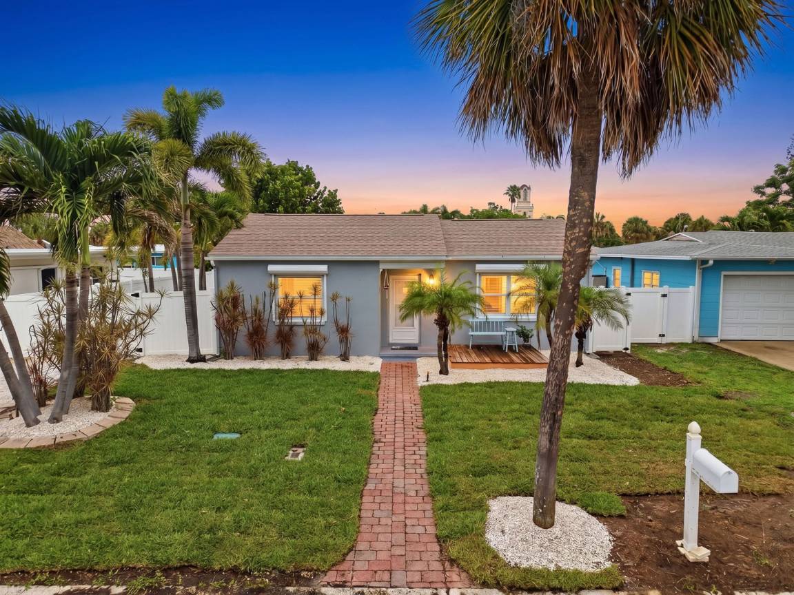 89 M² House ∙ 2 Bedrooms ∙ 4 Guests - St. Petersburg, FL