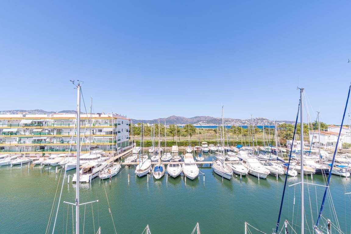 84 M² Apartment ∙ 3 Bedrooms ∙ 7 Guests - Empuriabrava