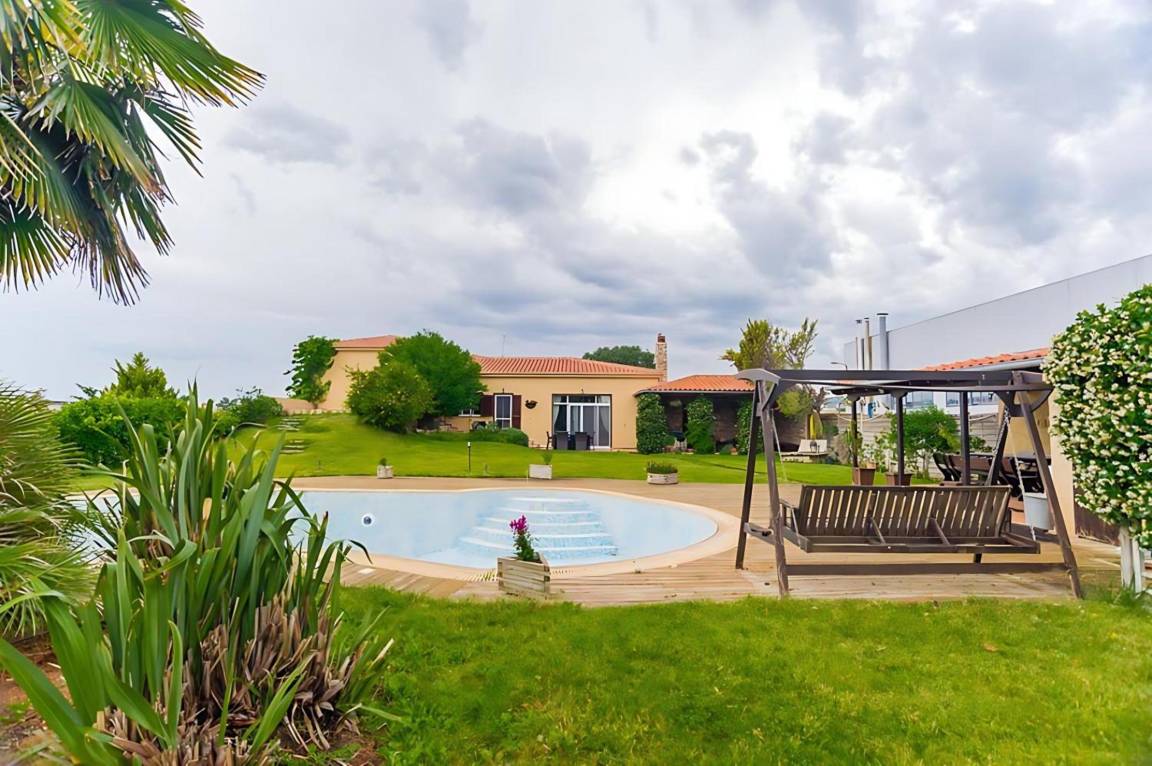 260 M² Villa ∙ 4 Bedrooms ∙ 11 Guests - Александруполис