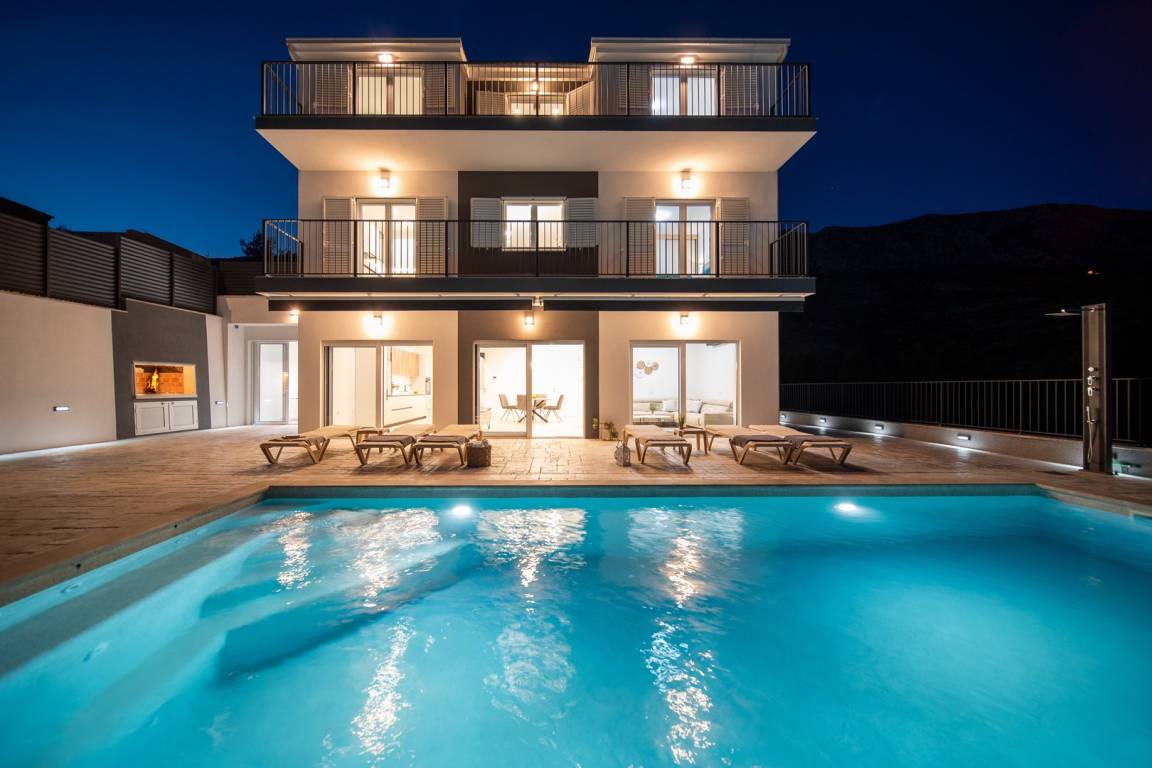 420 M² Villa ∙ 7 Schlafzimmer ∙ 14 Gäste - Omiš