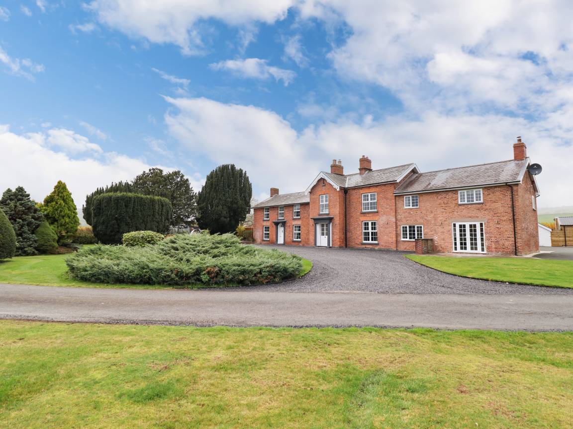 Cottage ∙ 10 Bedrooms ∙ 24 Guests - Llanidloes